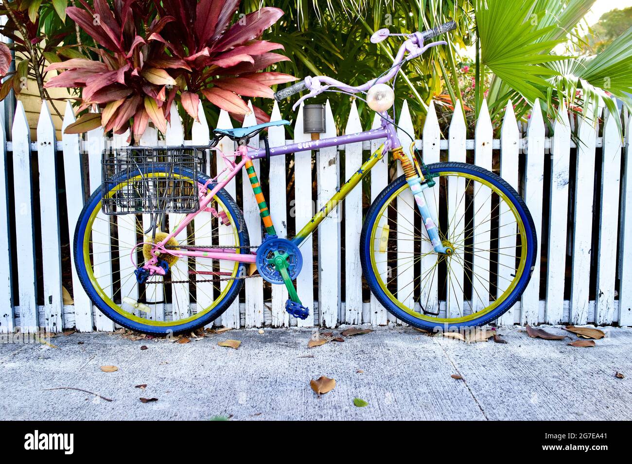 White painted bicycle hi-res stock photography and images - Alamy