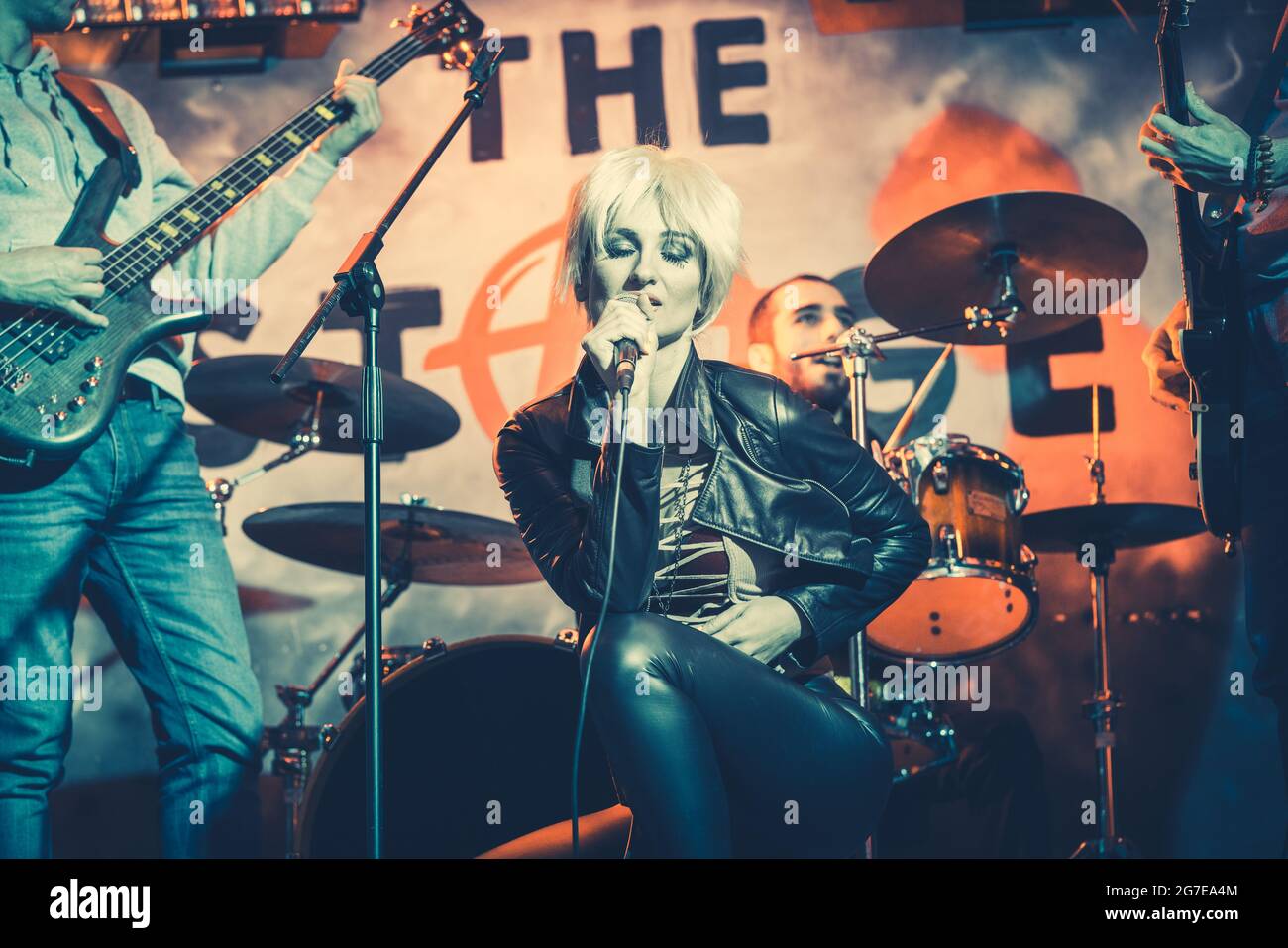 Band playing on stage hi-res stock photography and images - Alamy