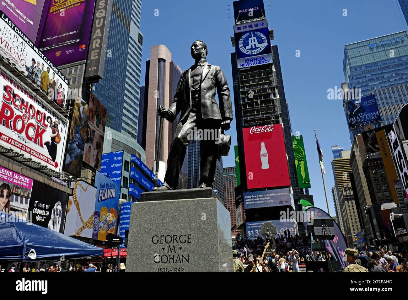 Tourists gathering at Times Square in Manhattan, in New York City Stock ...