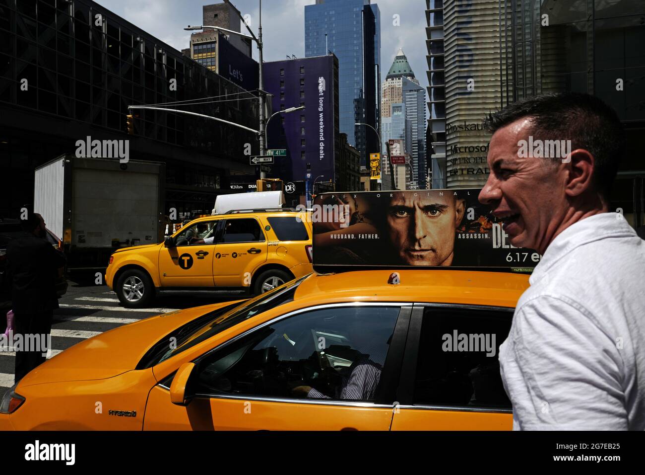 Walking street people in Manhattan, in New York City Stock Photo - Alamy