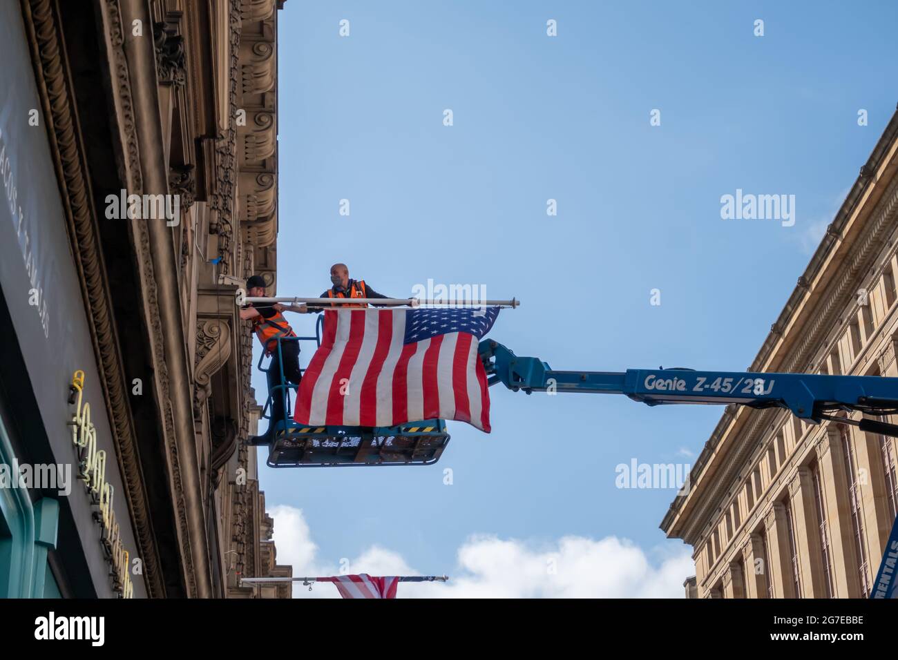 Glasgow, Scotland, UK. 13th July, 2021. Members of the crew erecting ...