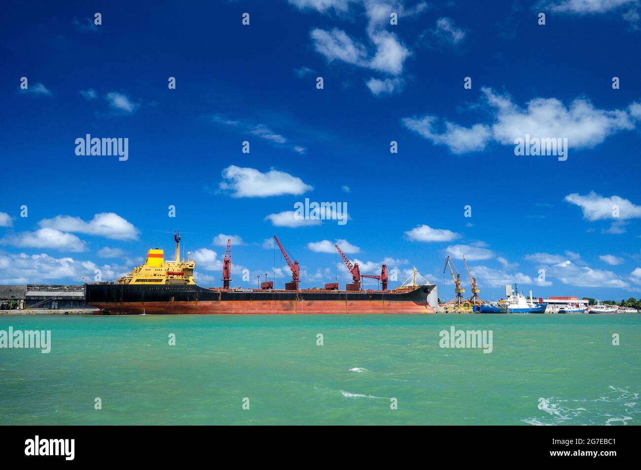Container loading on ship china hi-res stock photography and images - Alamy