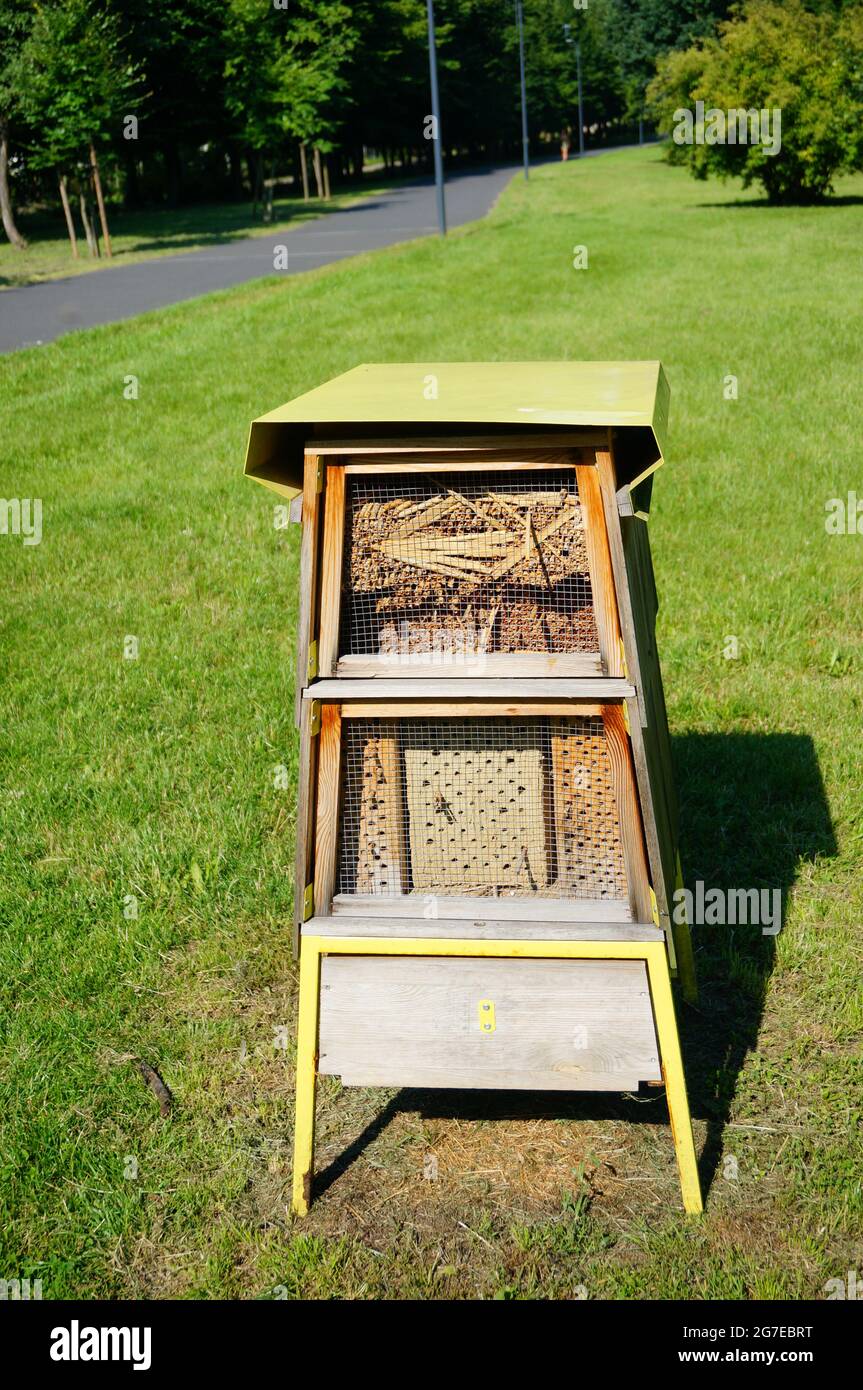 Beehive industry hi-res stock photography and images - Alamy