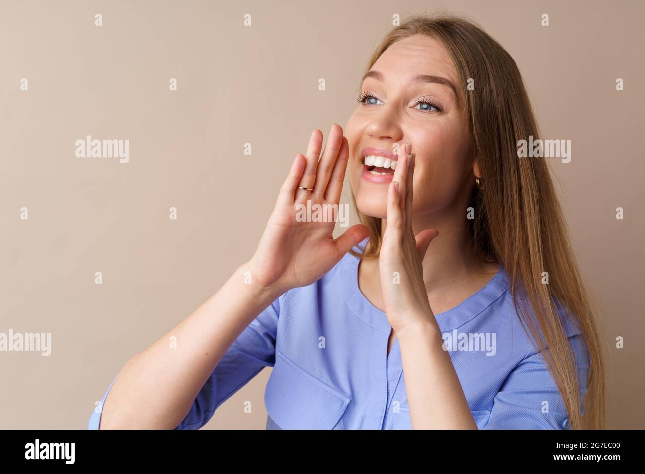 Girl crying against wall hi-res stock photography and images - Alamy