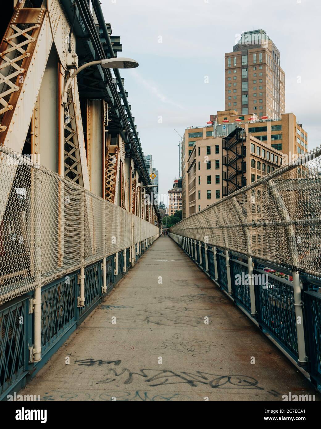 Pedestrian walkway on the Manhattan Bridge, in New York City Stock ...