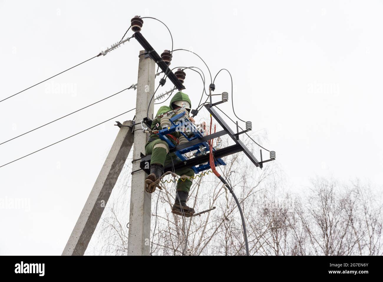 Electrician men on electric poles hi-res stock photography and images ...