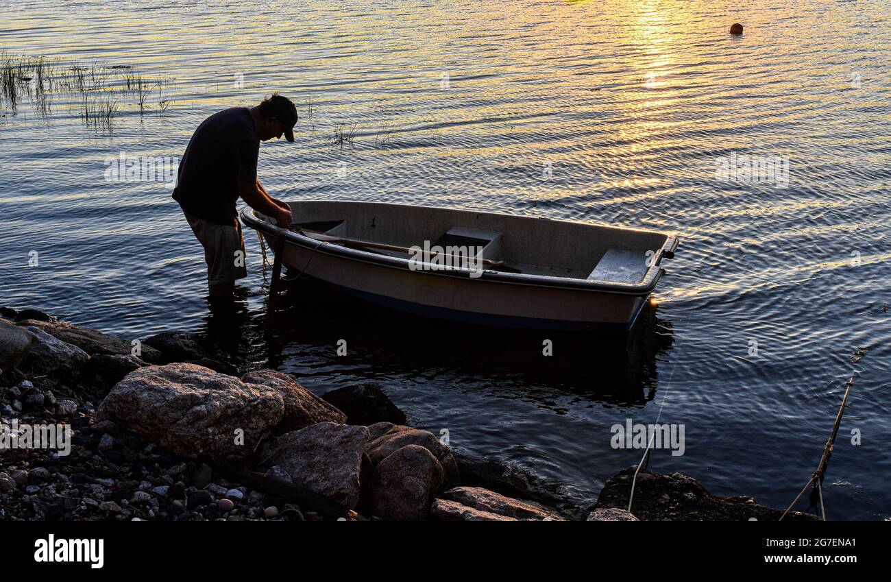 Bow waves ripple boat hi-res stock photography and images - Alamy