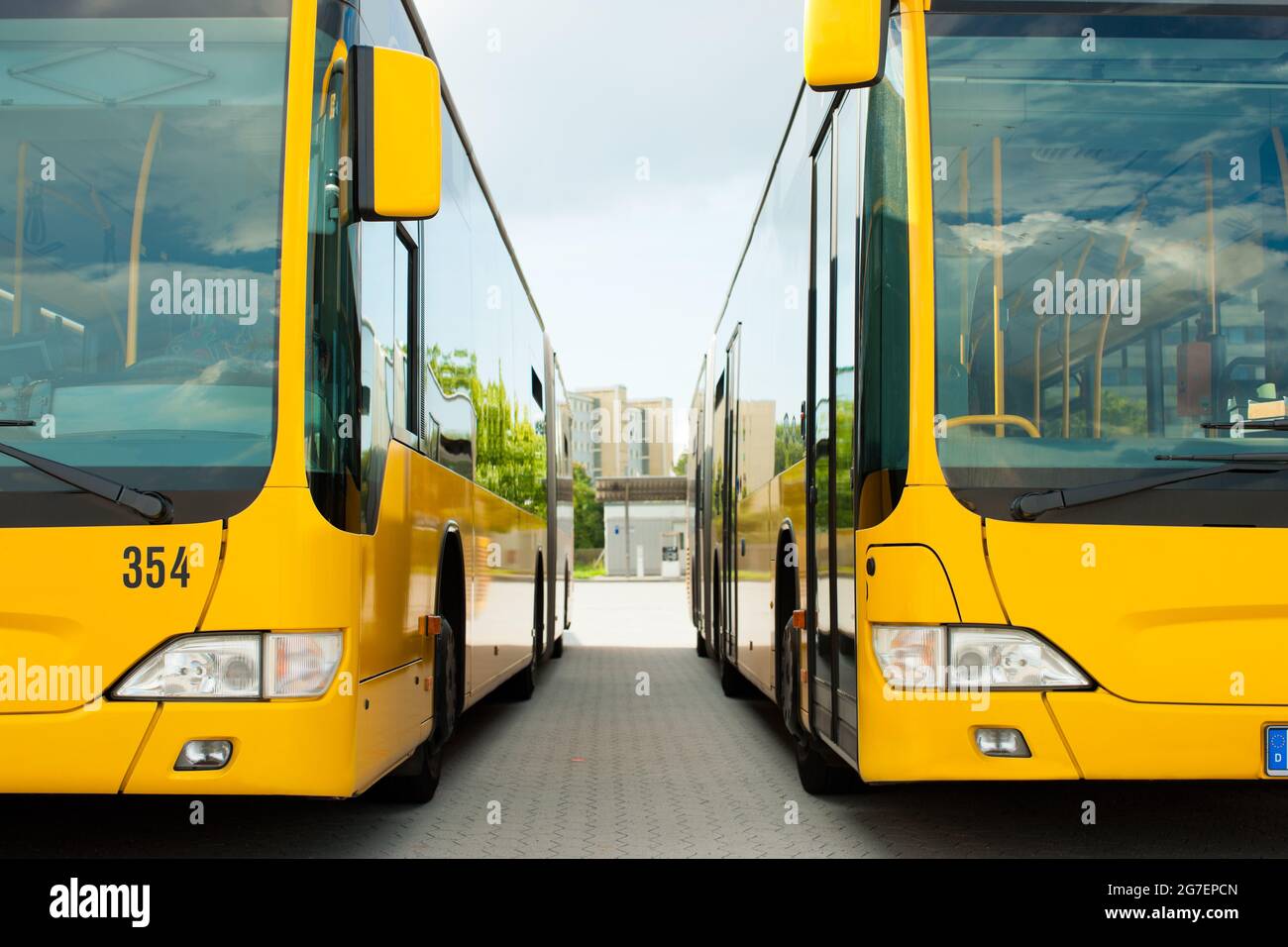 Row of busses hi-res stock photography and images - Alamy
