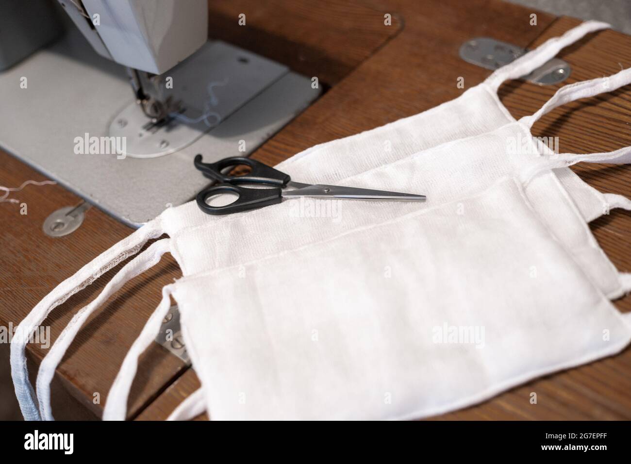 sewing medical protective gauze masks with your own hands on a sewing ...