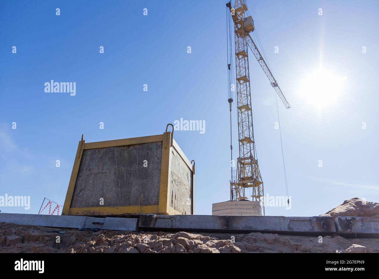 Crane counterweight hi-res stock photography and images - Alamy