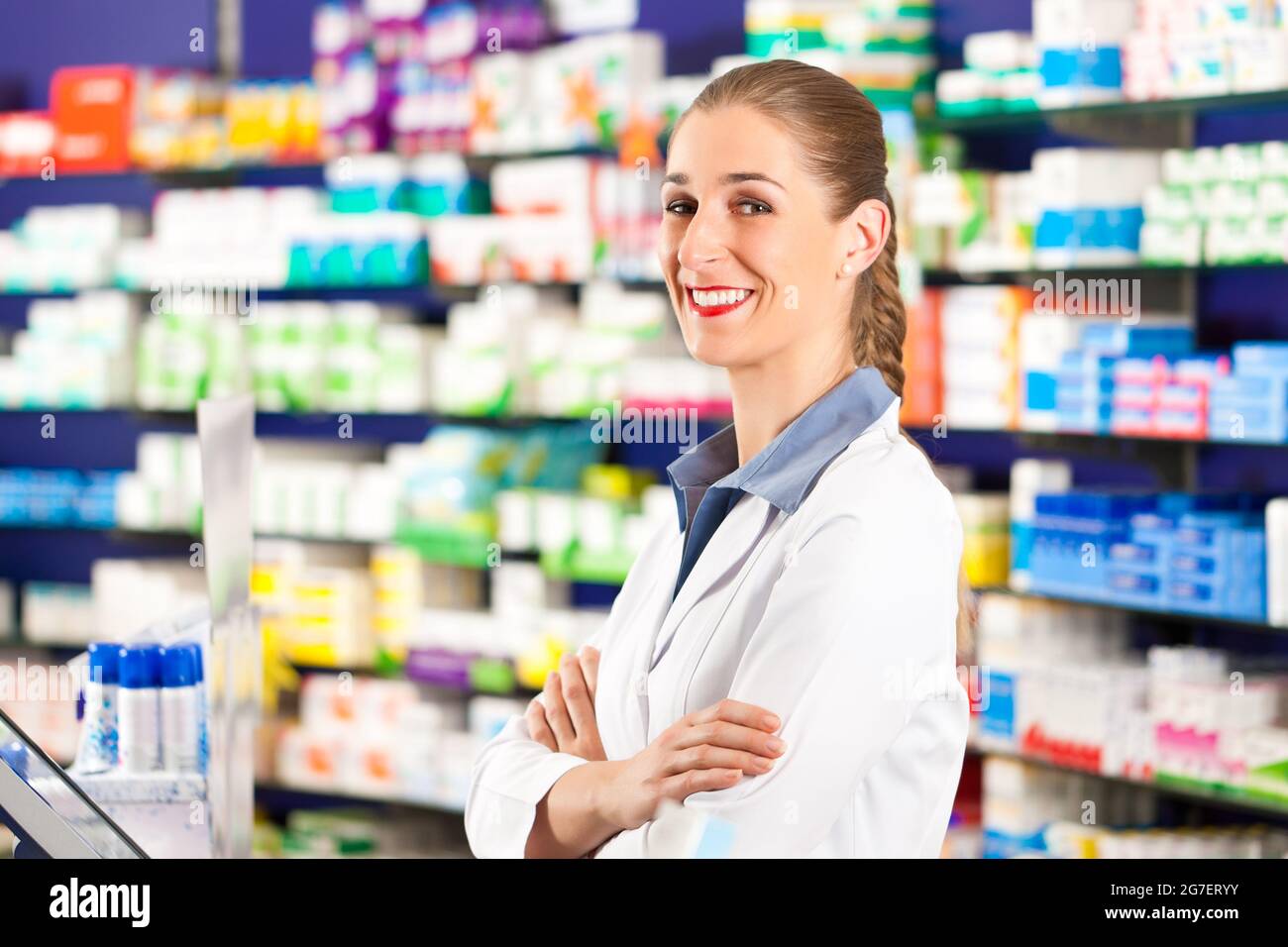 Pharmacist behind counter hi-res stock photography and images - Alamy