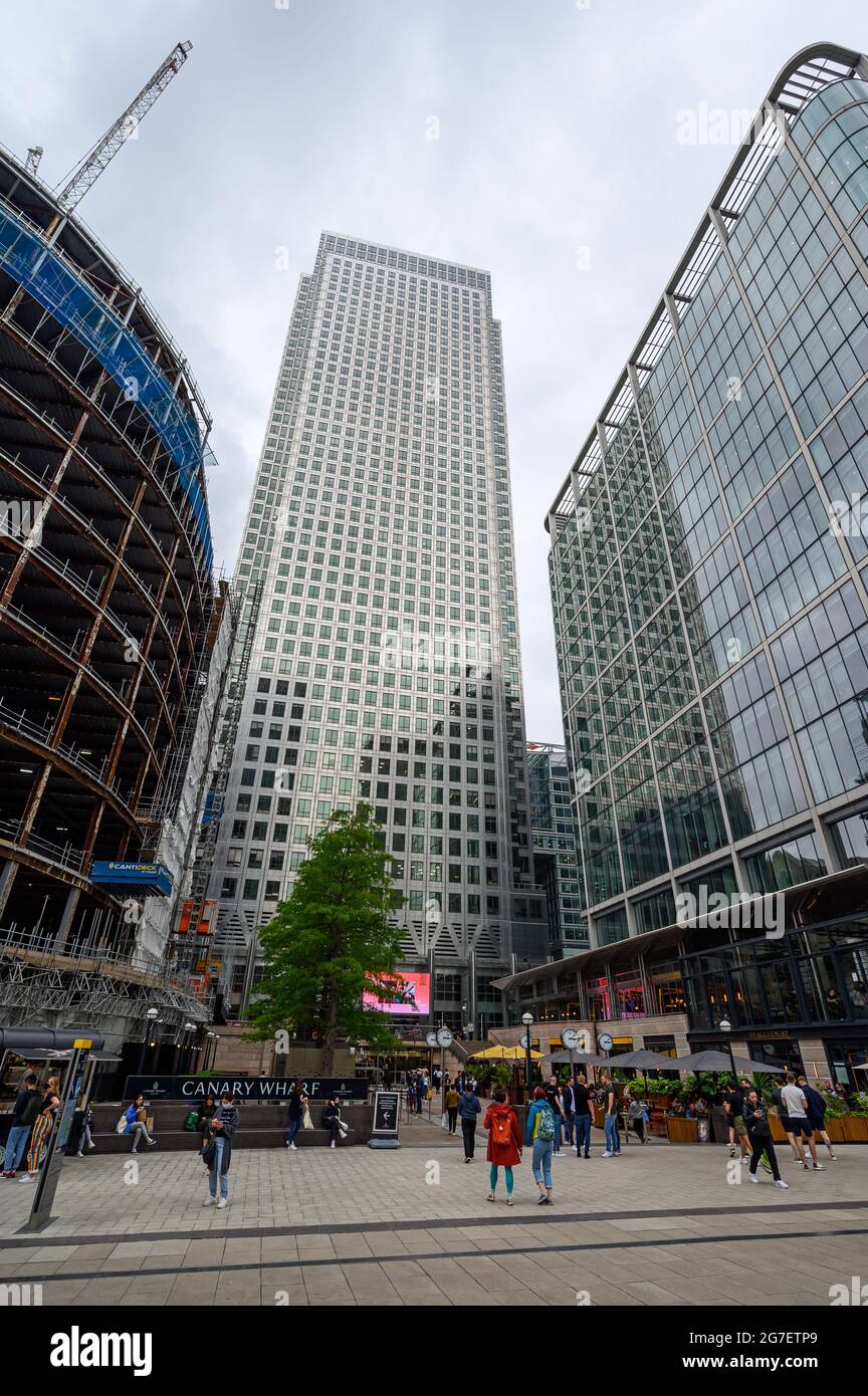 One Canada Square is a skyscraper in the Canary Wharf area of London ...