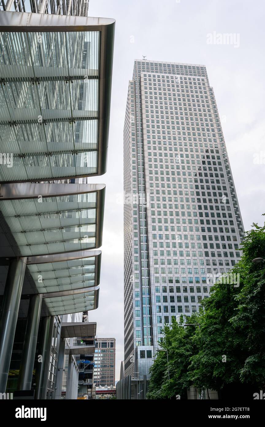 One Canada Square is a skyscraper in the Canary Wharf area of London ...