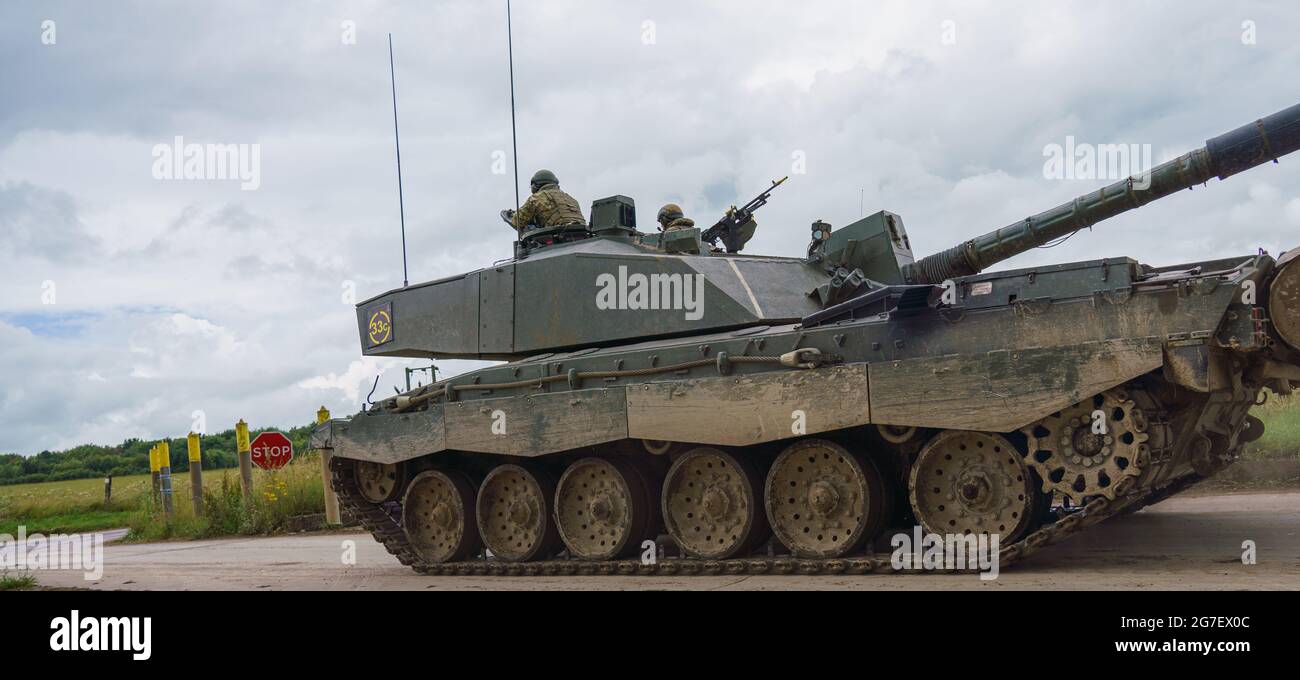 British army Challenger 2 main battle tank on maneuvers Salisbury Plain, Wiltshire UK Stock ...