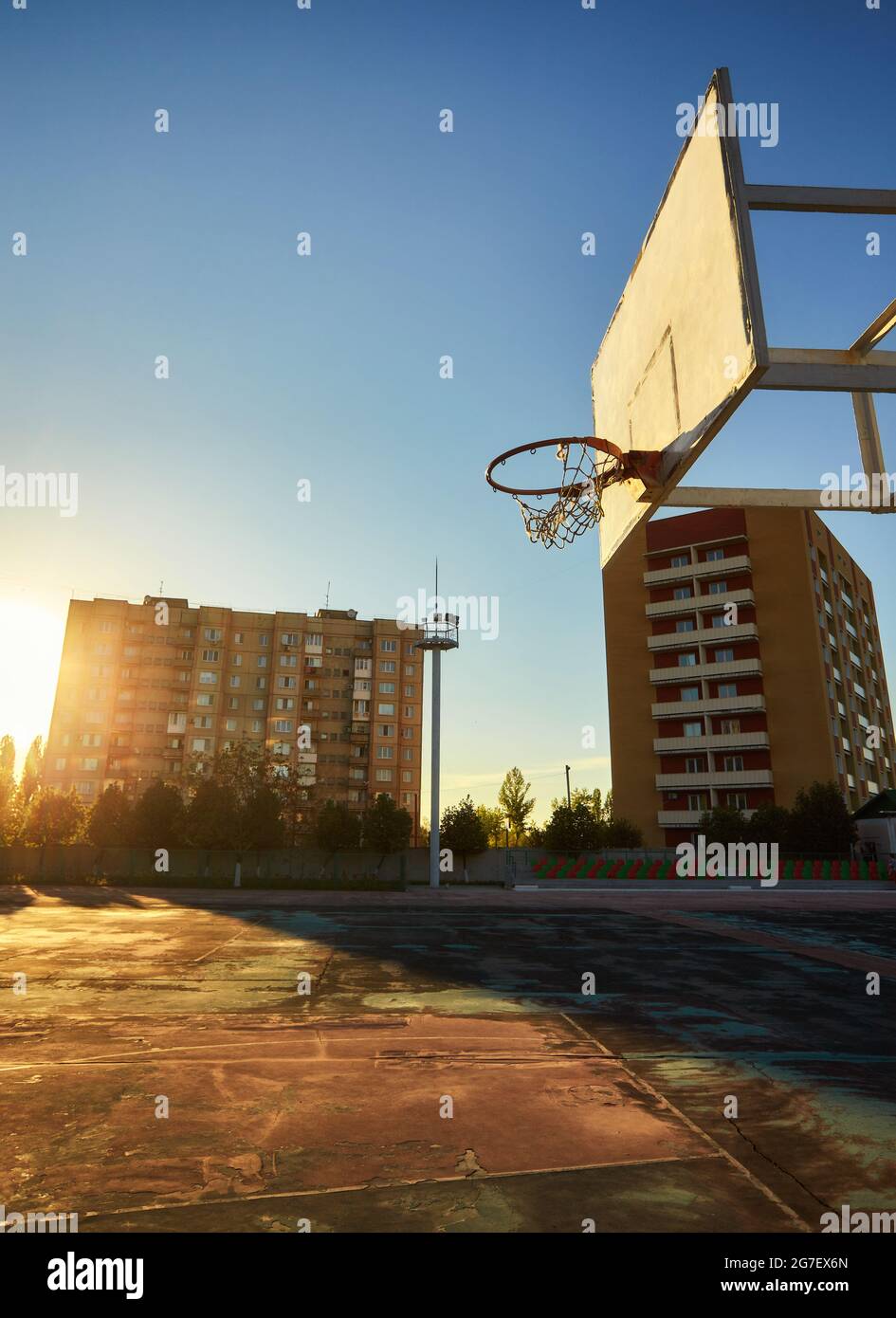 Street hoops ball hi-res stock photography and images - Alamy
