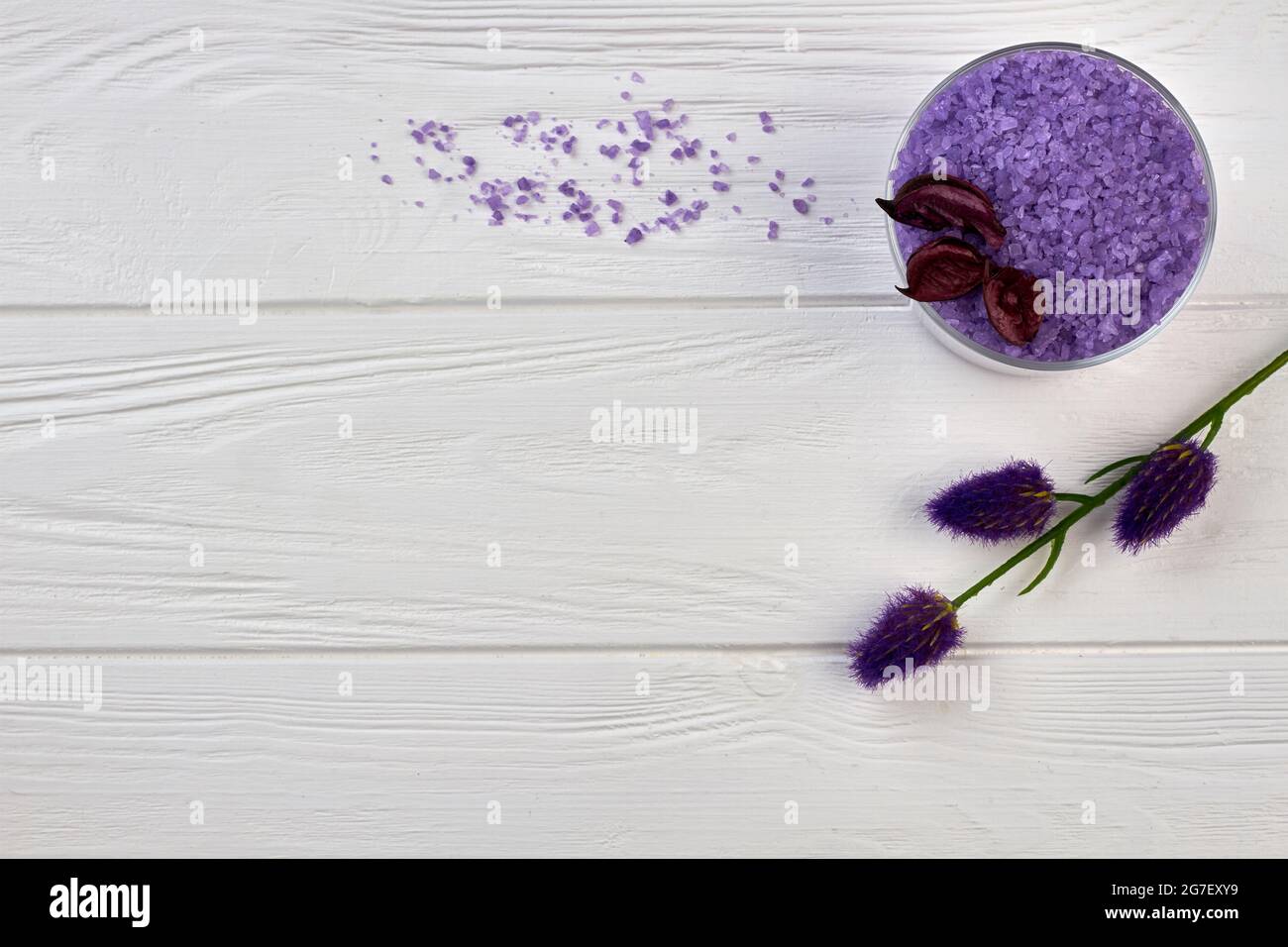 Pile of purple salt with flowers on white wooden table Stock Photo - Alamy