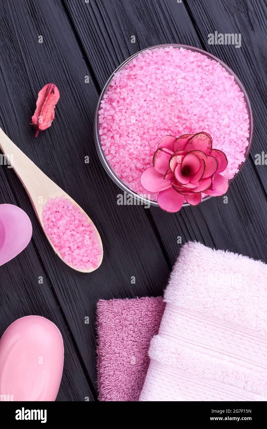 Top view flat lay pink himalayan salt for spa treatment Stock Photo - Alamy