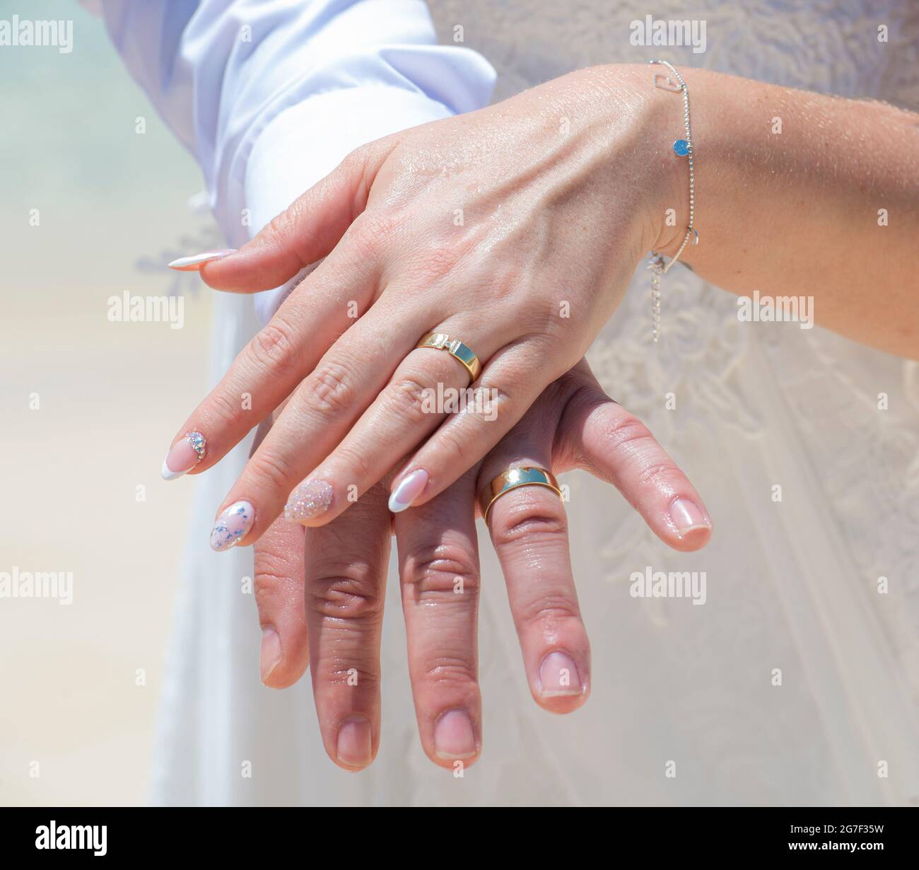 Ring gold ring wedding ring finger fingers wedding band gold hi-res ...