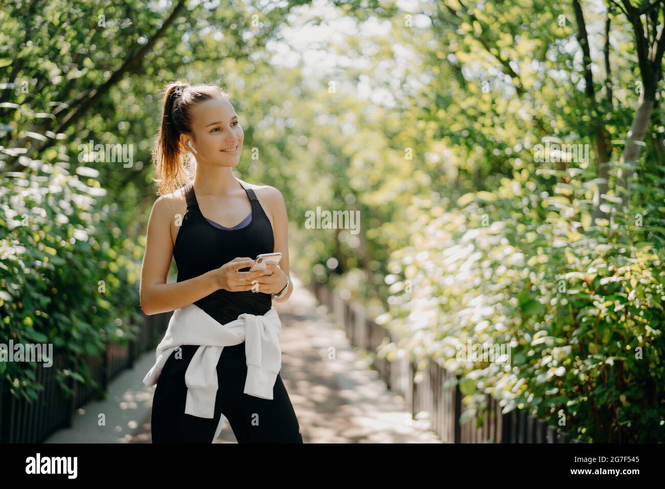 Woman enjoys smartphone music hi-res stock photography and images - Alamy
