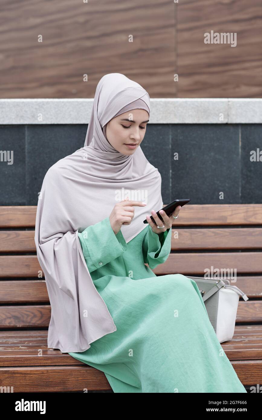 Muslim women sitting on bench hi-res stock photography and images - Alamy