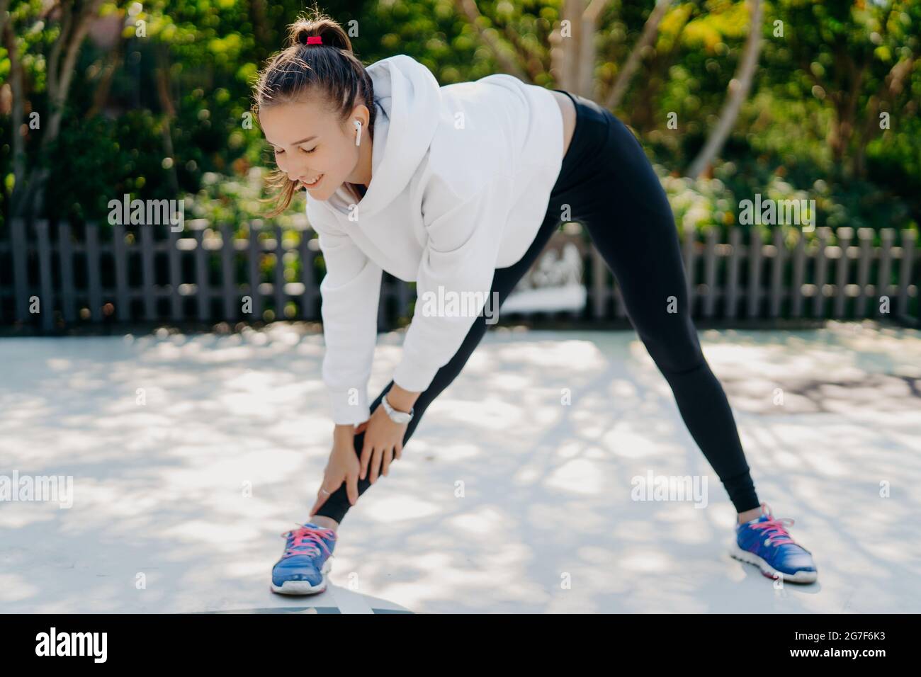 Feet shoulder width apart hi-res stock photography and images - Alamy