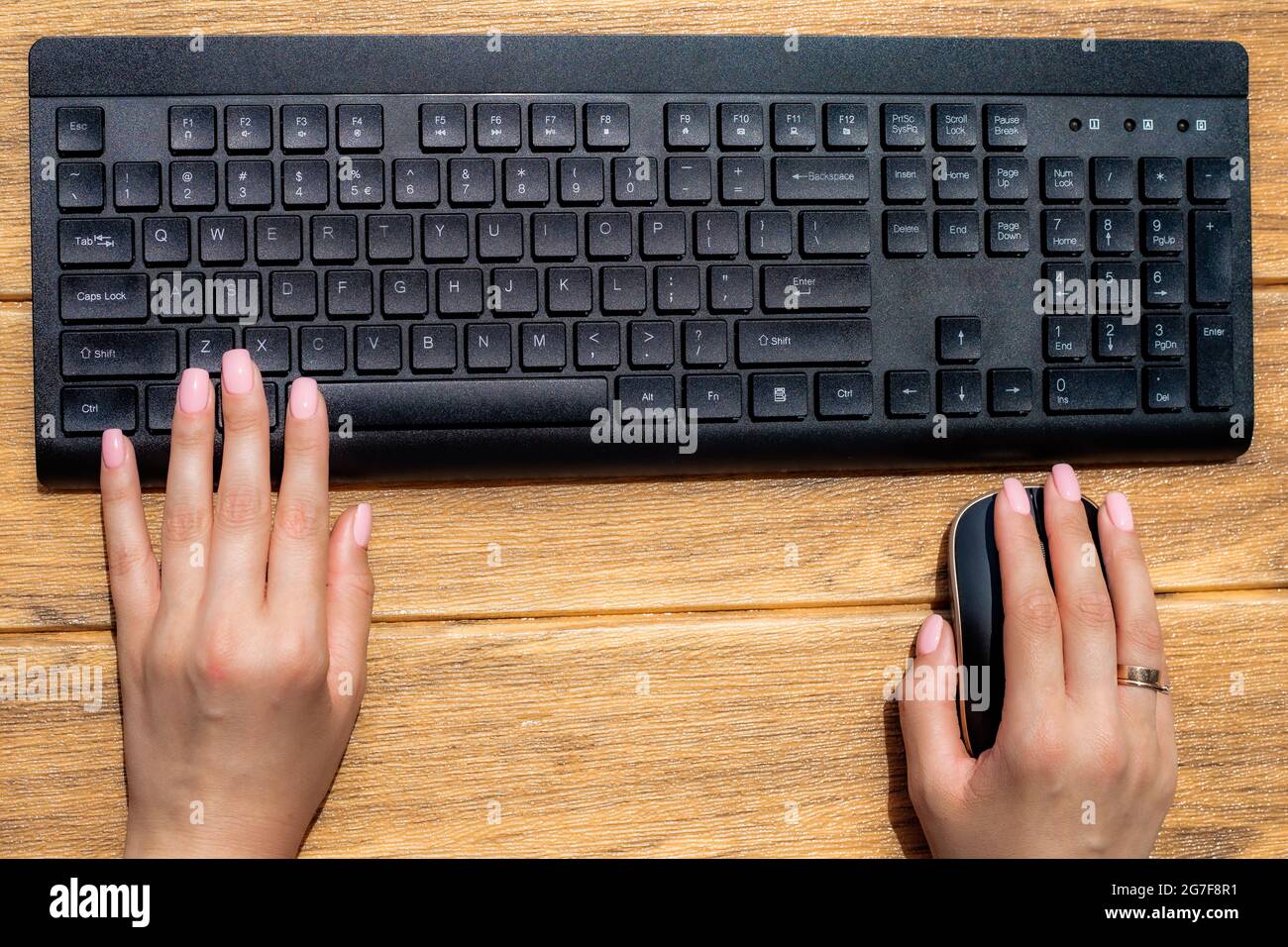 Tapping fingers table hi-res stock photography and images - Alamy