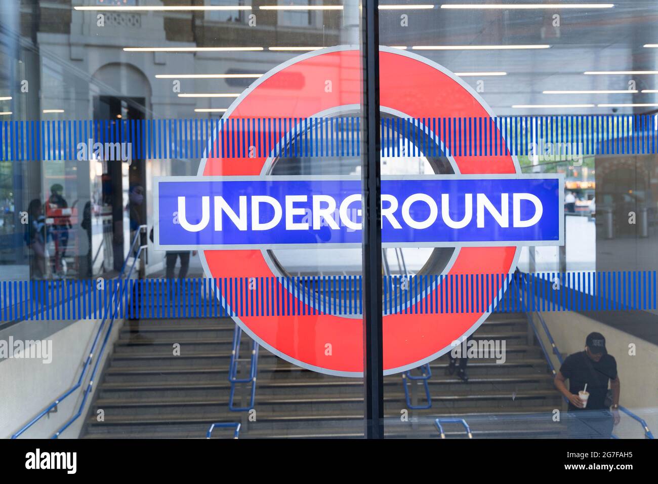 London underground sign and steps hi-res stock photography and images ...