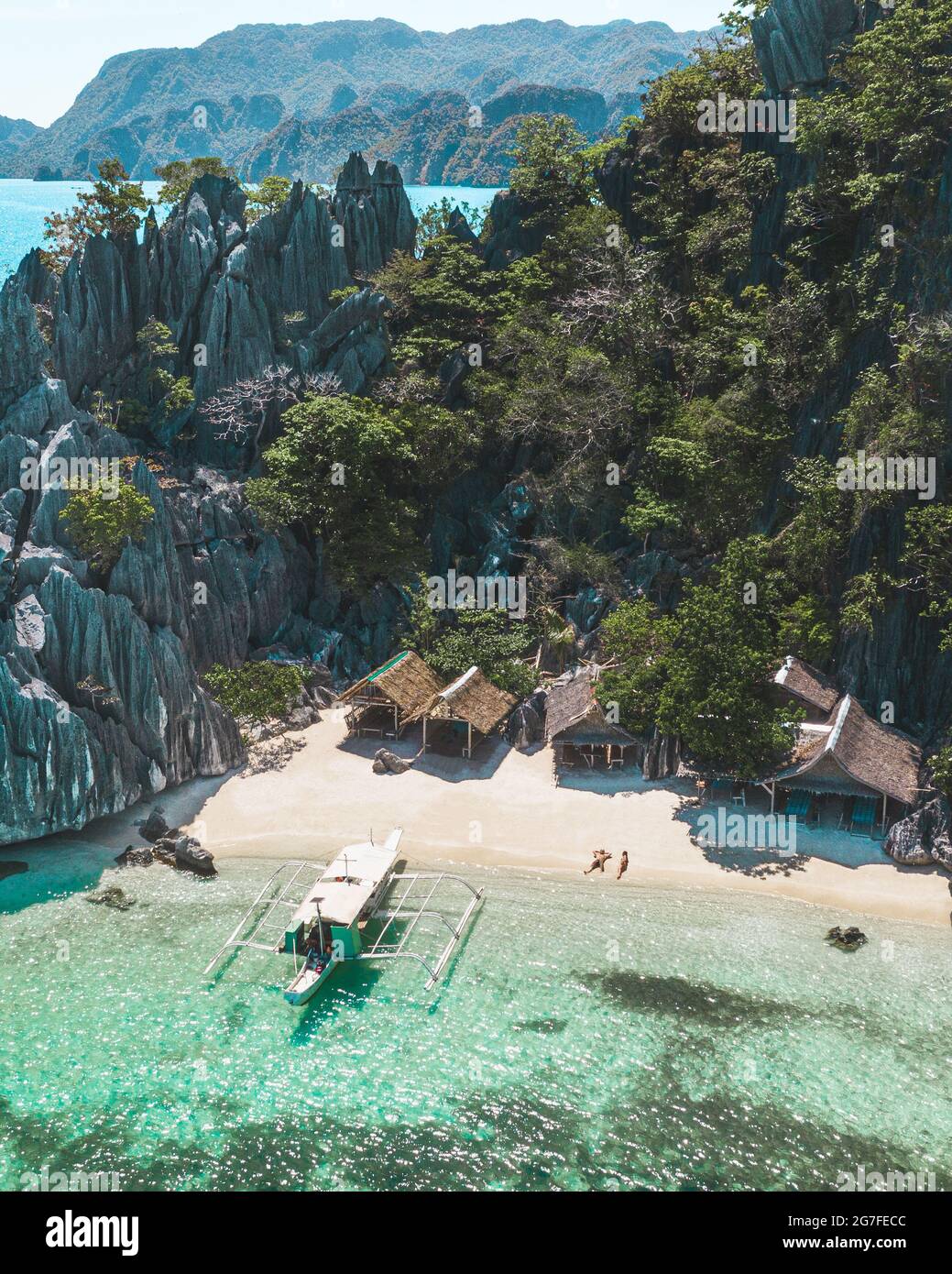 Hidden couple on beach hi-res stock photography and images - Alamy