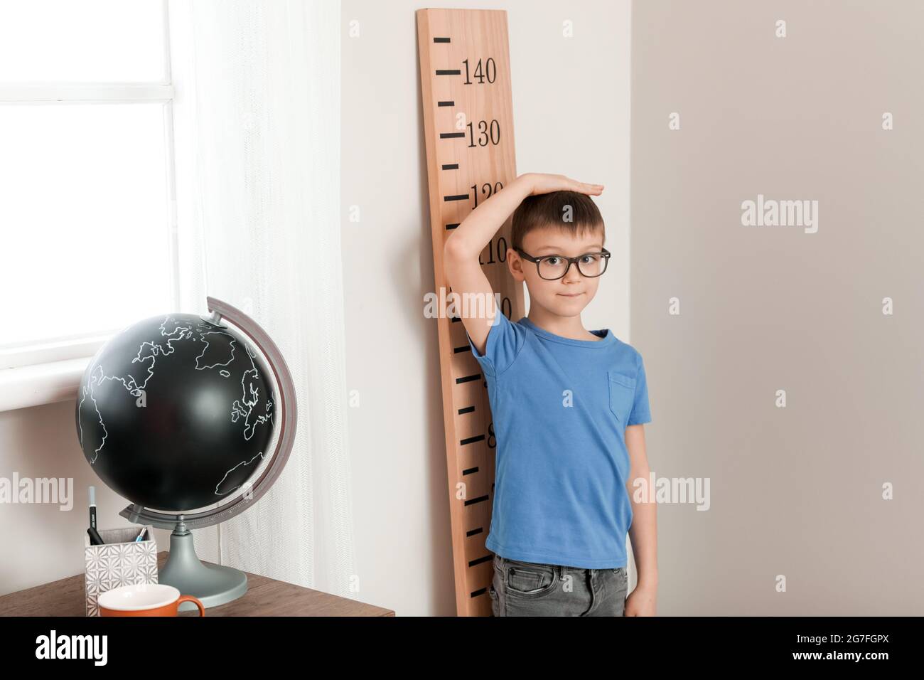 Height marks child hi-res stock photography and images - Alamy