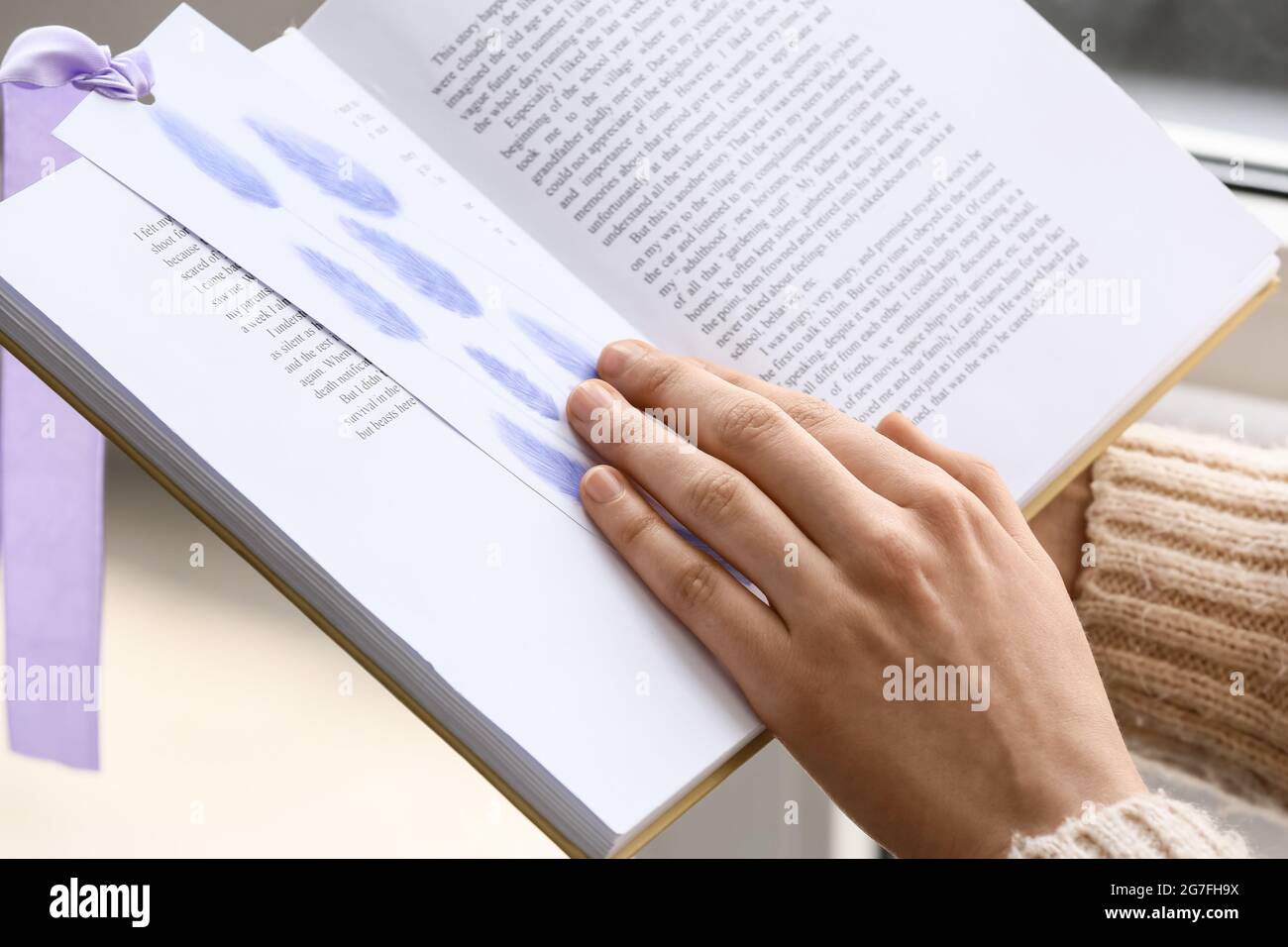 Woman bookmark book home hi-res stock photography and images - Alamy