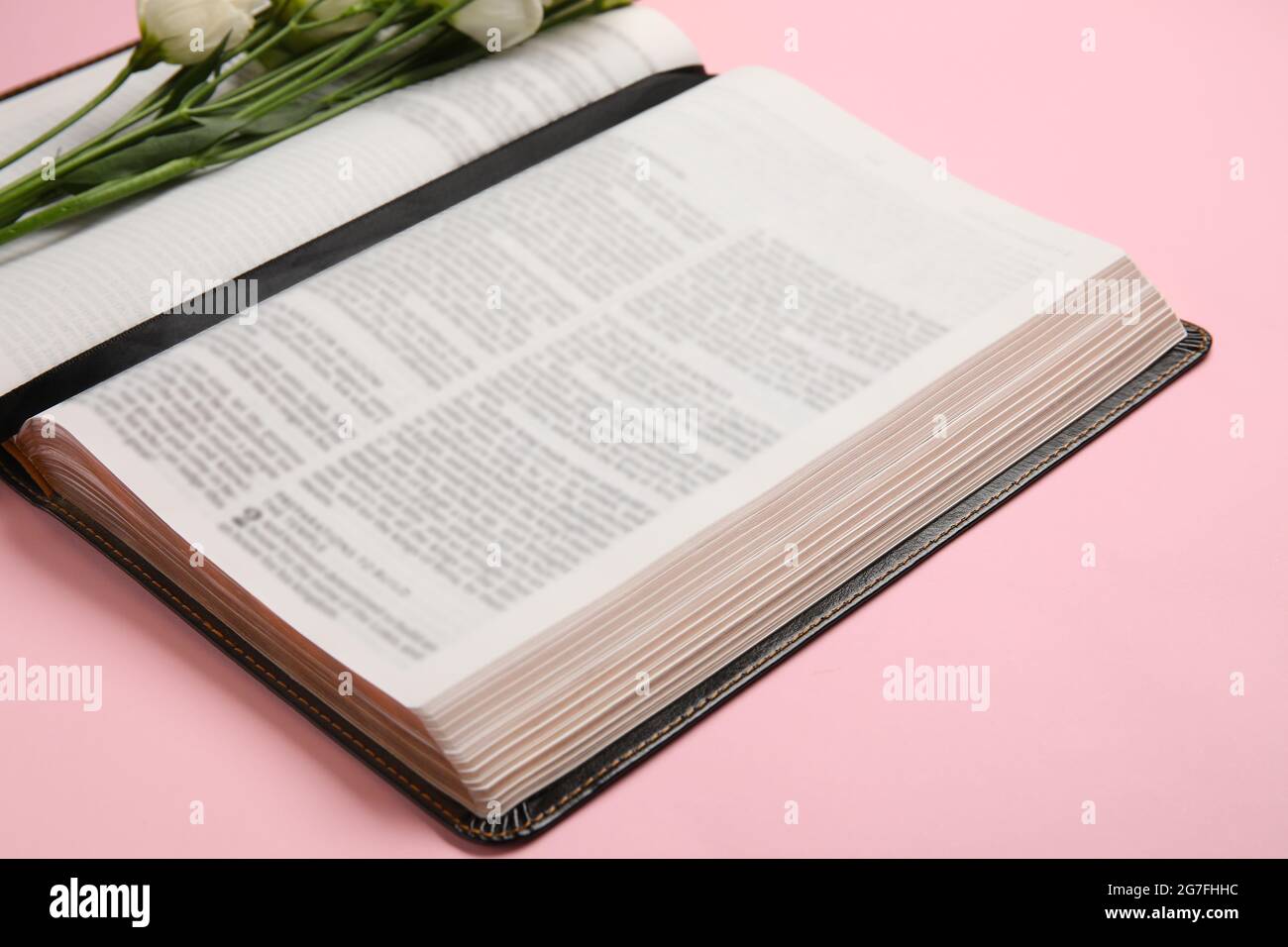 Flowers on bible open book hi-res stock photography and images - Alamy