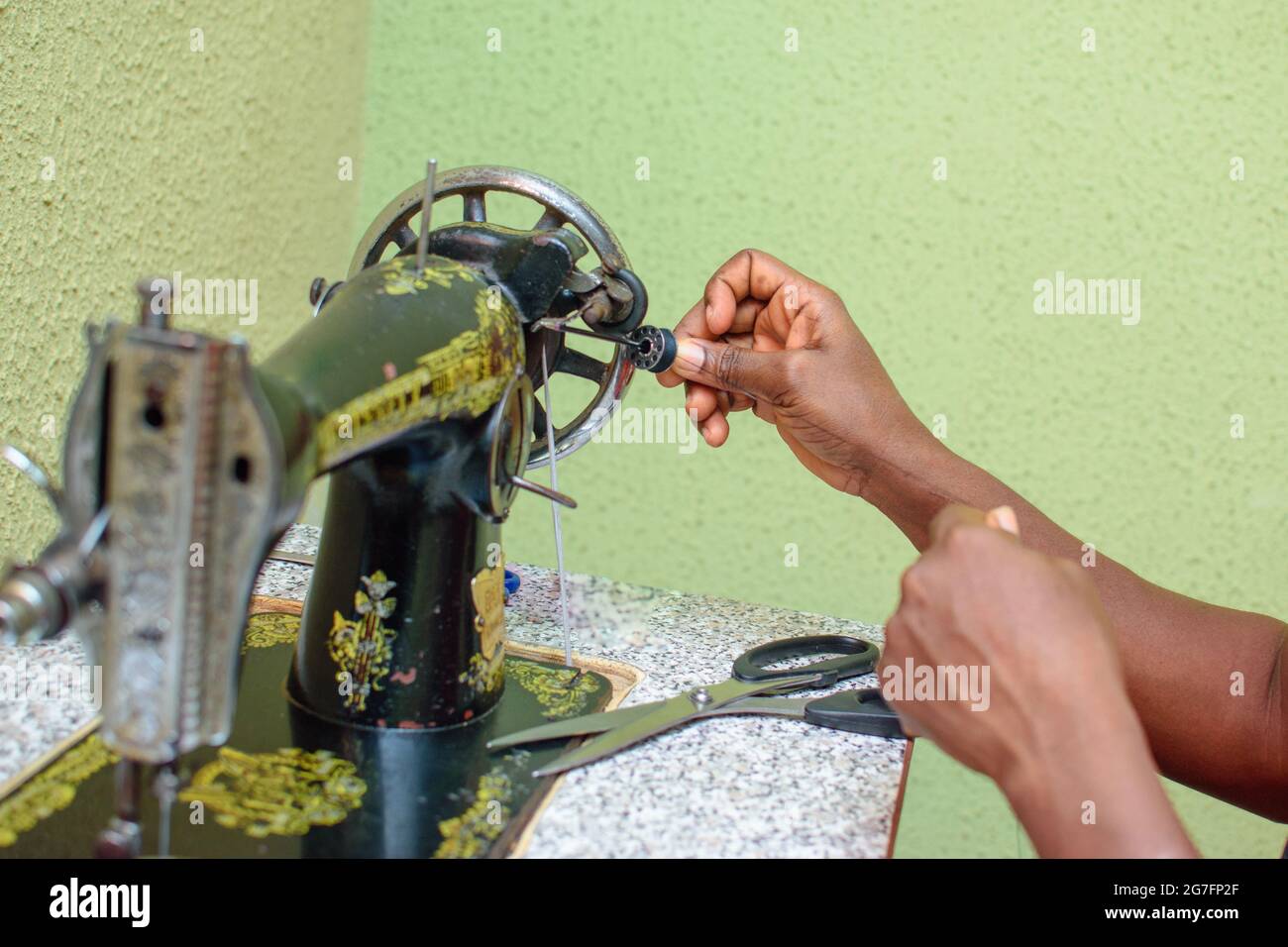 Tailor tailoring hi-res stock photography and images - Alamy