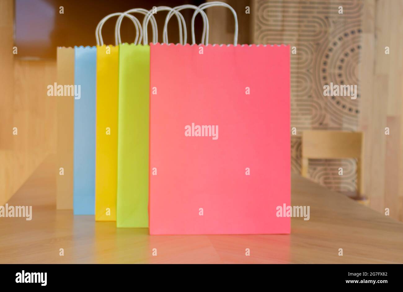 Shopping bag cutout fashion hi-res stock photography and images - Alamy