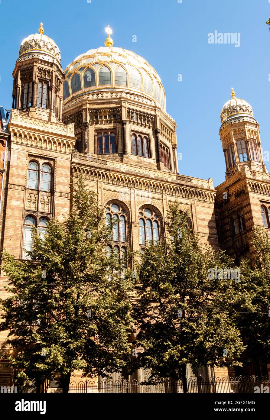 Facade of Berlin Jewish Synagogue Stock Photo - Alamy