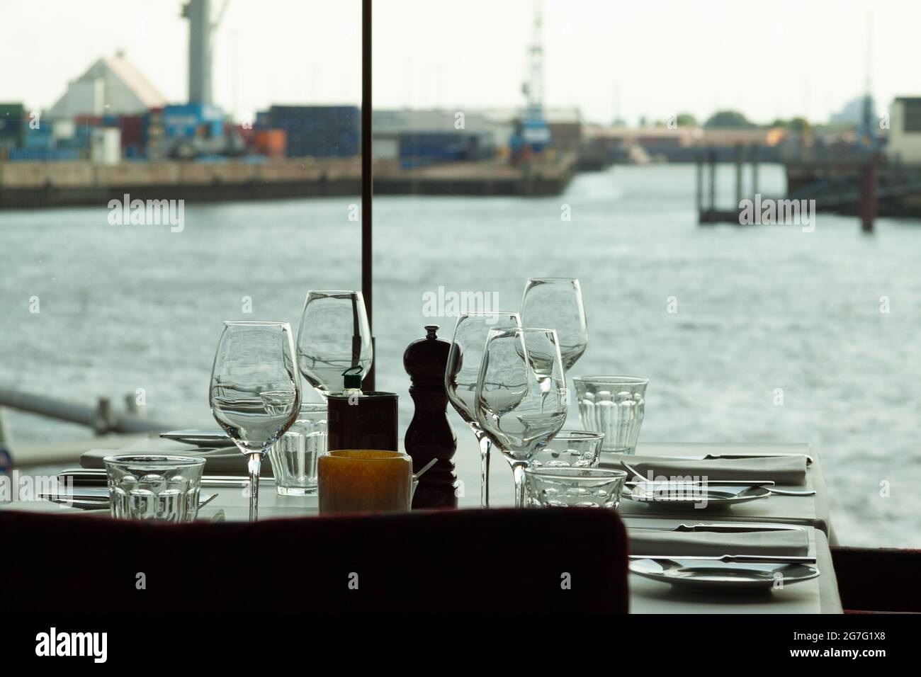 Water dining table design hi-res stock photography and images - Alamy