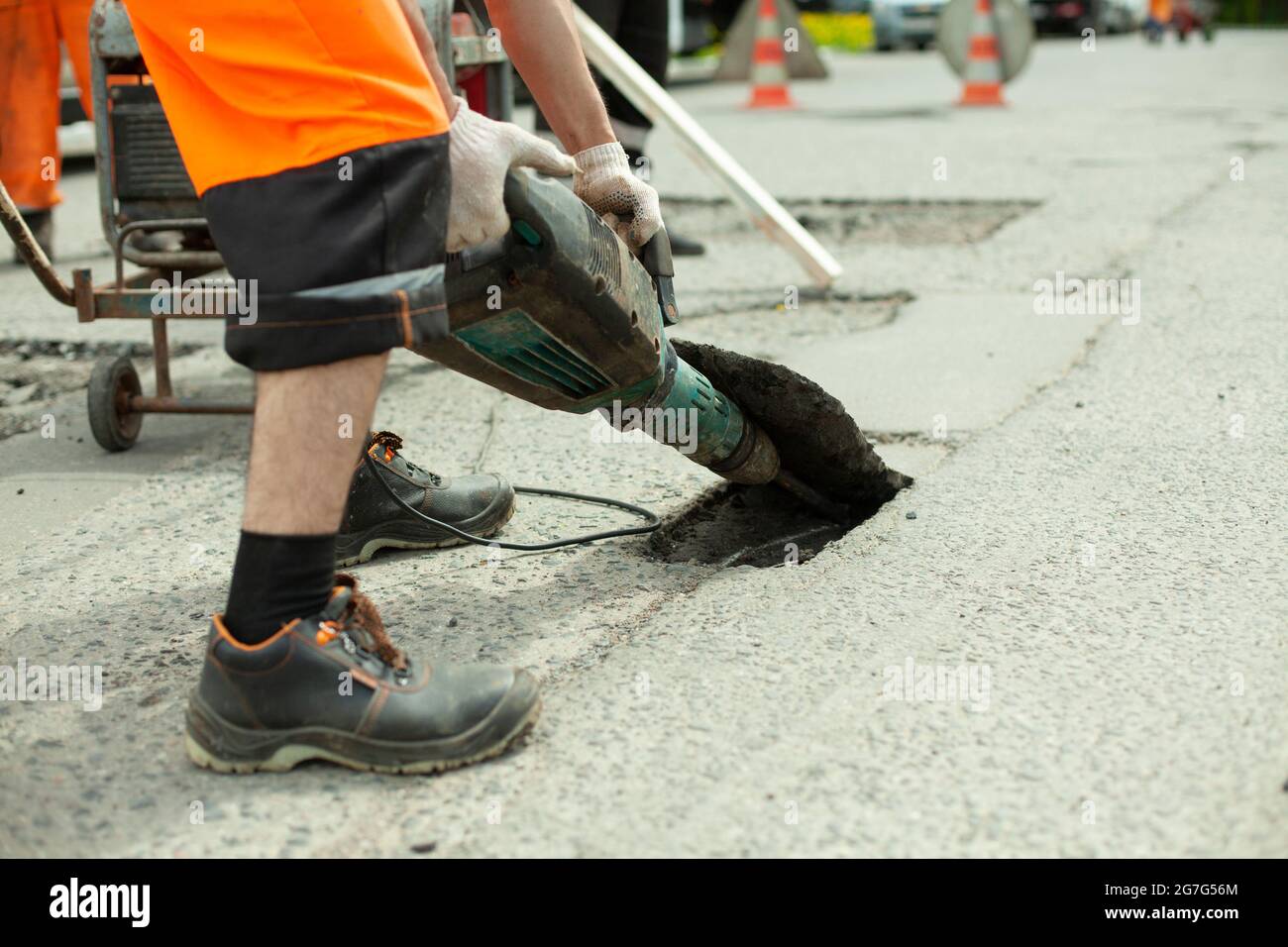 Jackhammer breaking rock hi-res stock photography and images - Alamy