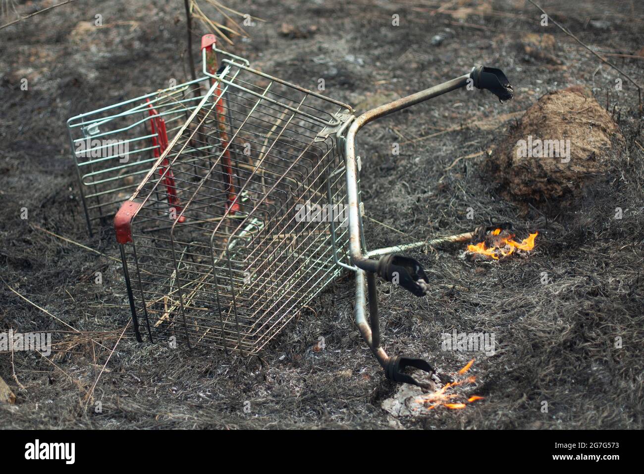 The supermarket cart is on fire. A grocery basket caught fire in the ...