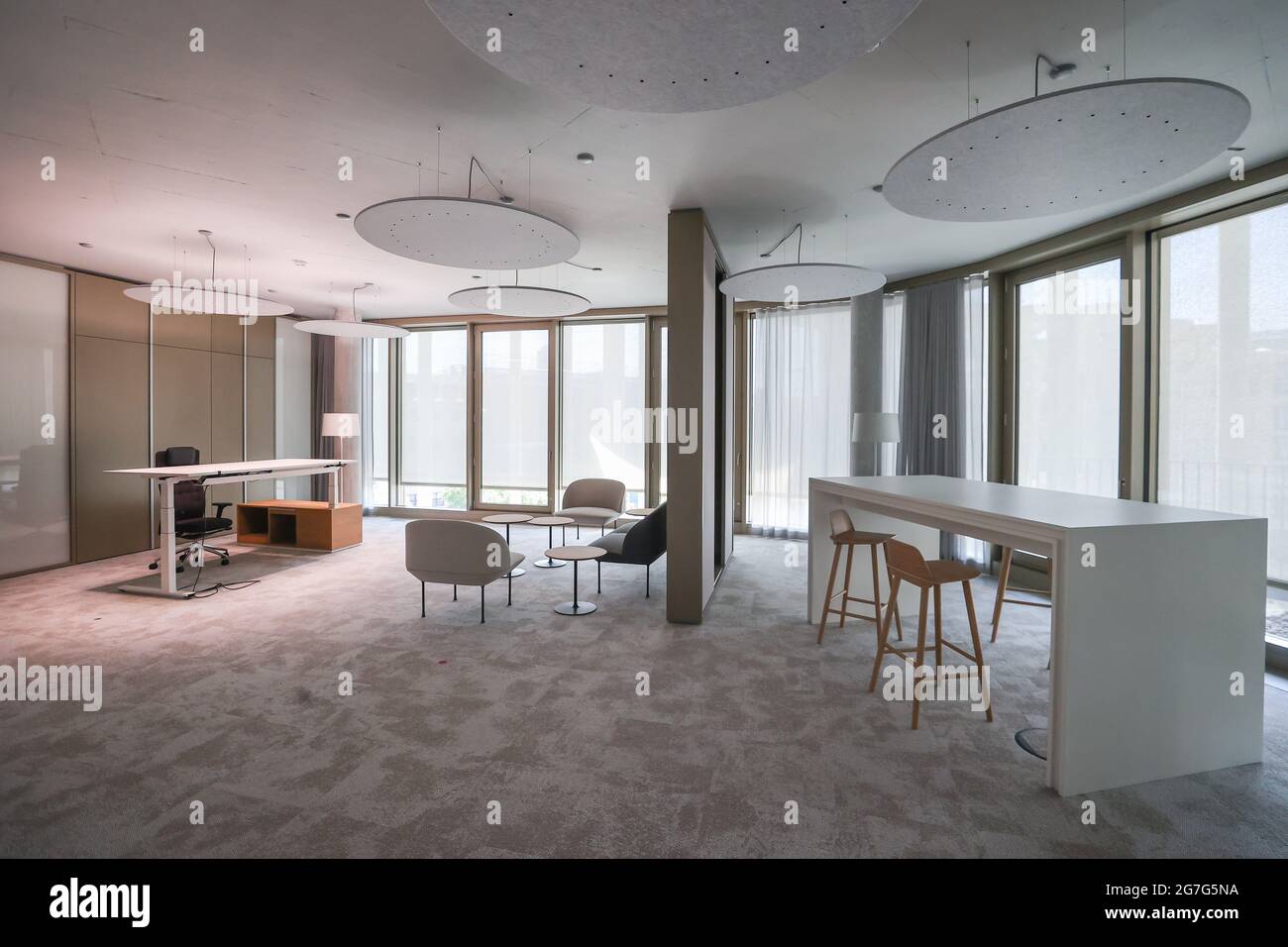 L shaped building hi-res stock photography and images - Alamy