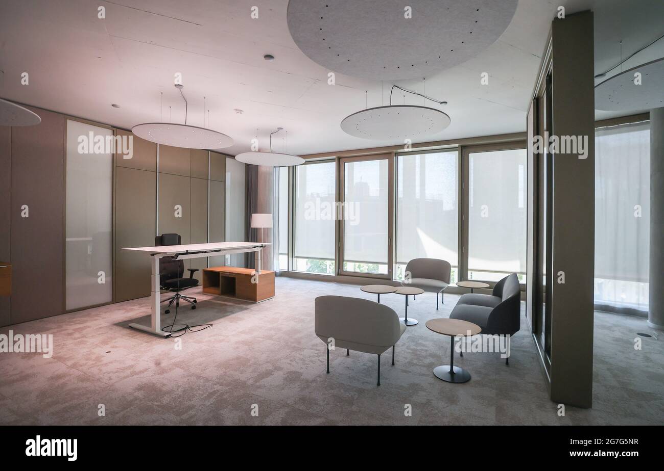 L shaped building hi-res stock photography and images - Alamy