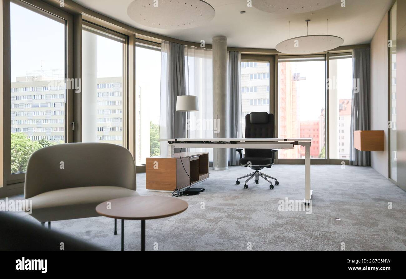 L shaped building hi-res stock photography and images - Alamy