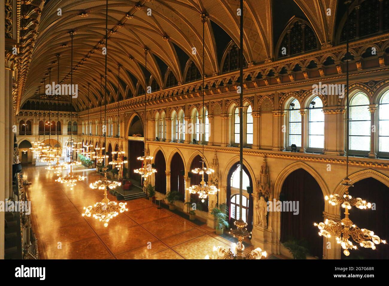 Wien, Rathaus, Festsaal mit Kronleuchter und Festbeleuchtung im ...