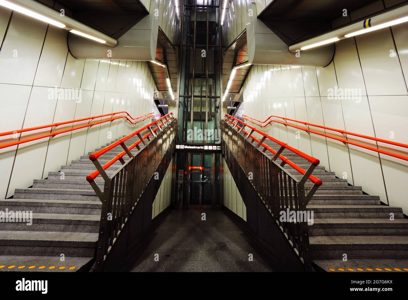 Wien Metro, Wien U Bahn, Metro mit U Bahnhof und modernen Design oder ...