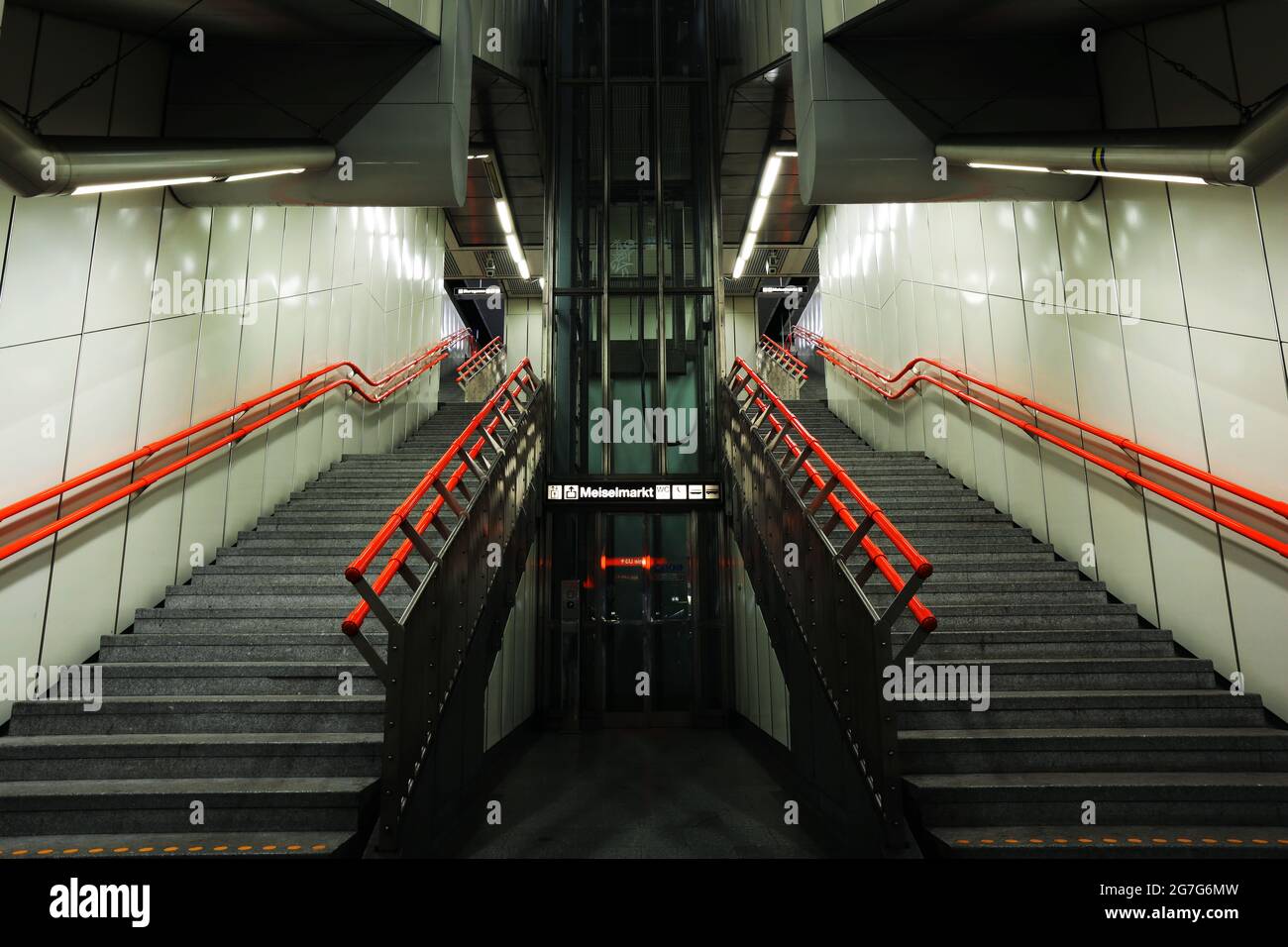 Wien Metro, Wien U Bahn, Metro mit U Bahnhof und modernen Design oder ...