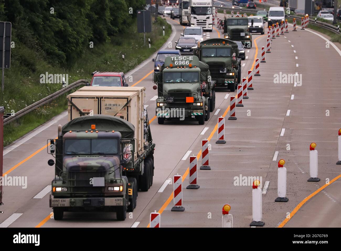 Column of military vehicles hi-res stock photography and images - Alamy