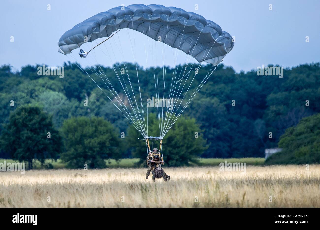 Trollenhagen, Germany. 04th July, 2021. Paratroopers of the Bundeswehr ...