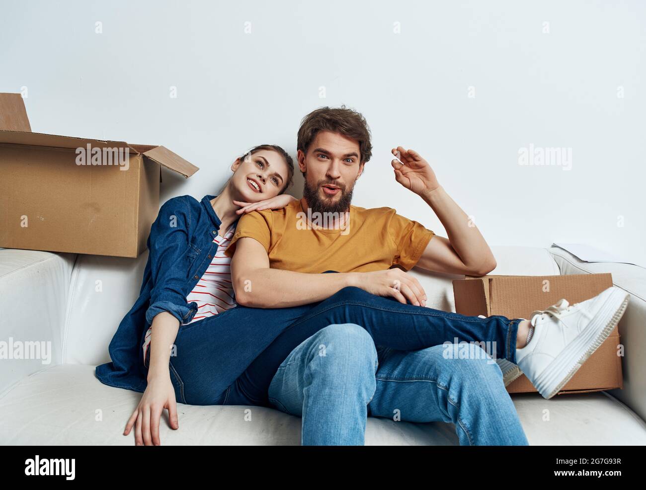 married couple boxes with things moving lifestyle housewarming Stock ...