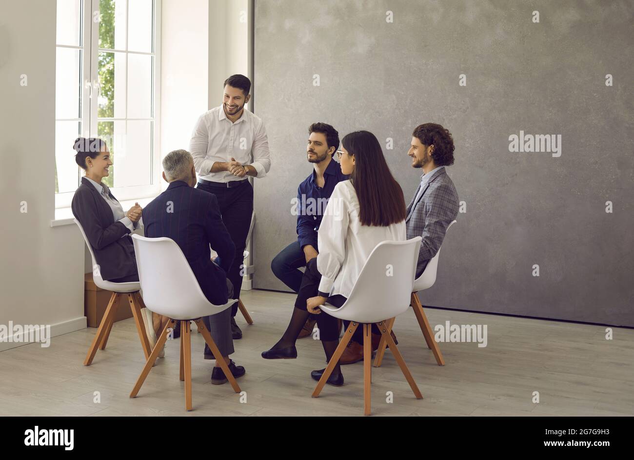 It company employees discussion hi-res stock photography and images - Alamy