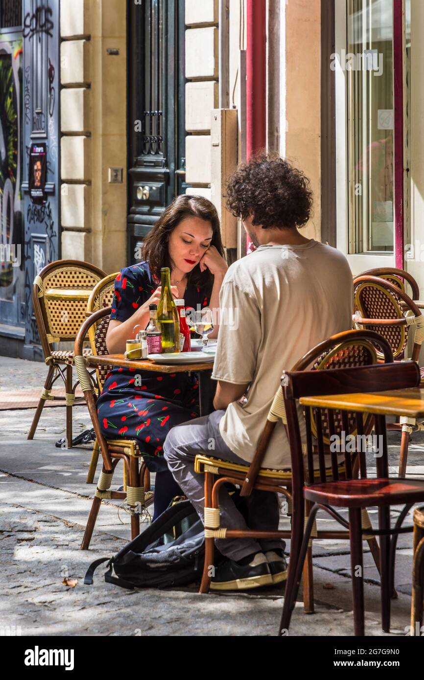 Parisian street scene hi-res stock photography and images - Alamy