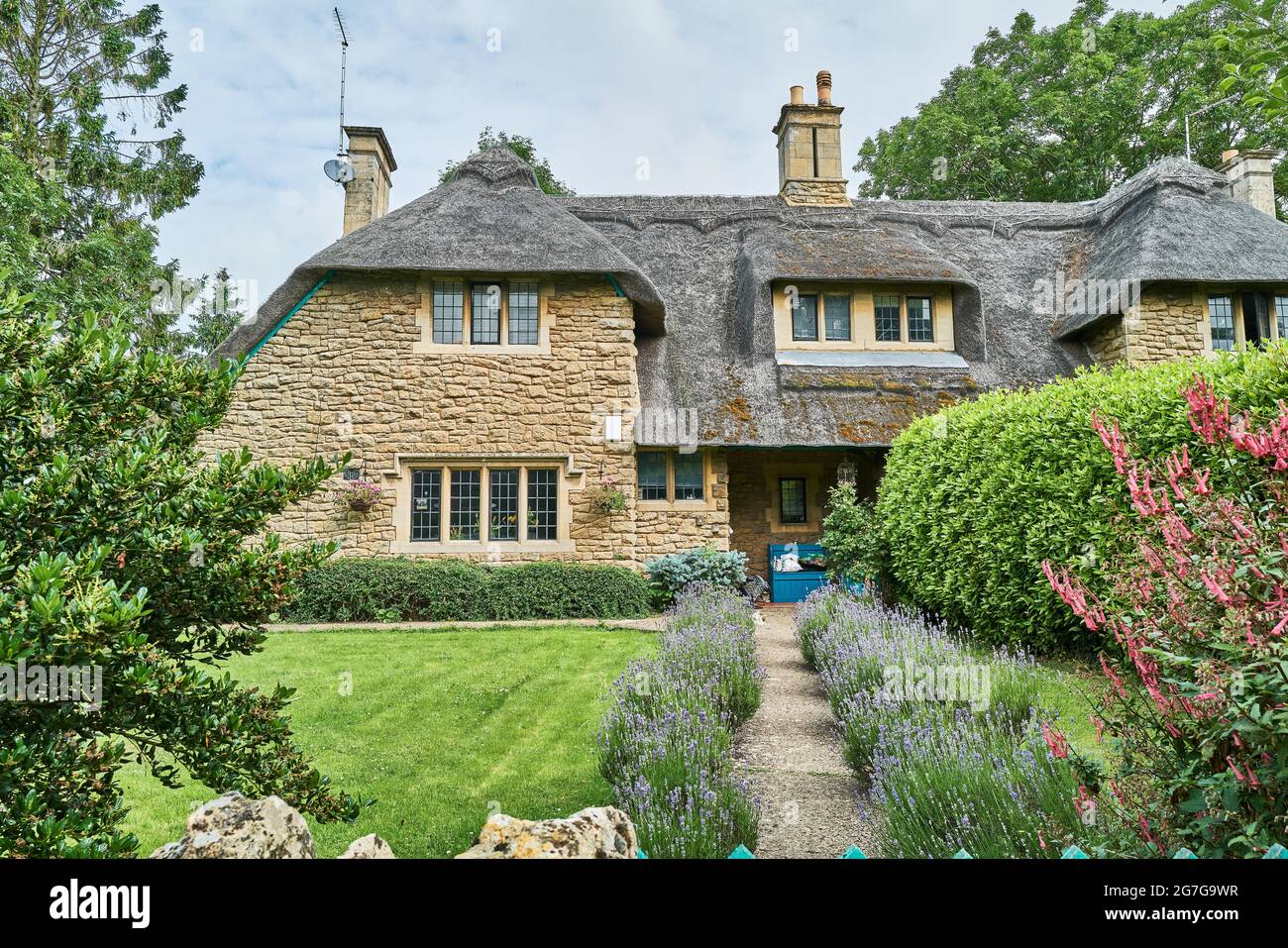Thatched cottage in the english village of Ashton Stock Photo - Alamy