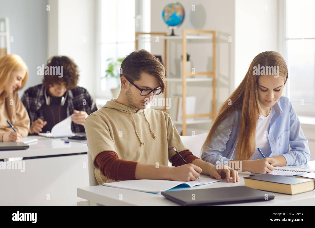 Students exam sitting hi-res stock photography and images - Alamy